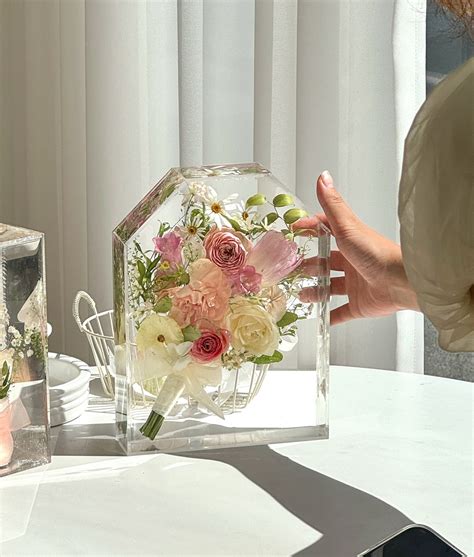 대구부케말리기 • 대구부케기프트전문 디자이너 • 대구부케기프트샵 오브유 Flower Ring Holder 작은 꽃잎들을 담아 제작하는 다각링홀더 작아서 귀엽고