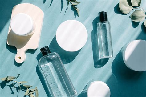 천연 화장품 스킨 케어 제품 크림 로션 녹색 잎이있는 파란색 배경에 비누 친환경 화장품이 어우러진 플랫리 레이아웃 0명에 대한 스톡 사진 및 기타 이미지 Istock