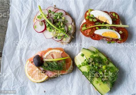 샌드위치 나 타파스 크림 치즈와 야채 흰색 콘크리트 배경 위에 준비 점심 또는 아침 식사로 건강에 좋은 음식 평평한 누워 0명에 대한 스톡 사진 및 기타 이미지 Istock