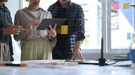 창의적인 사무실에서 새로운 개발 전략에 대한 아이디어를 논의하는 젊은 디자이너 그룹 사진 Unsplash의 작업 이미지