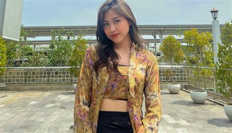 6 Gaya Sisca Eks Jkt48 Tampil Anggun Dan Stylish Kenakan Kebaya