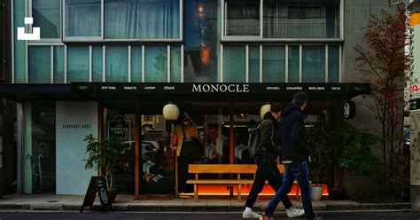 검은 재킷과 파란색 데님 청바지를 입은 남자가 낮에 보도를 걷고 있다 사진 Unsplash의 무료 신발 이미지