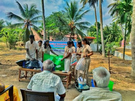 மண்புழு உரம் தயாரிப்பு முறையை வேளாண் மாணவர்கள் செயல் விளக்கம்