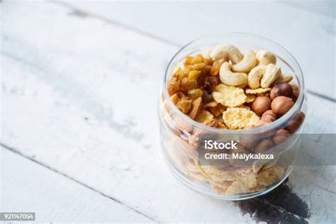 견과류와 건강 한 아침 식사에 대 한 유리 항아리에 씨앗으로 만든 그 라 놀라 0명에 대한 스톡 사진 및 기타 이미지 0명 건강한 식생활 건포도 Istock