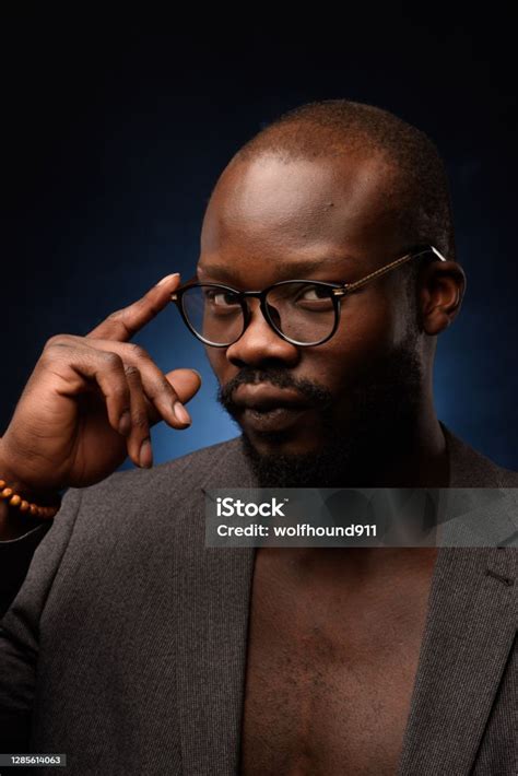 검은 색 스튜디오 배경에 고립 된 젊은 아프리카 남자의 초상화를 닫습니다 남성 모델의 실제 감정의 사진 촬영 남자는 안경을 조정합니다 25 29세에 대한 스톡 사진 및 기타
