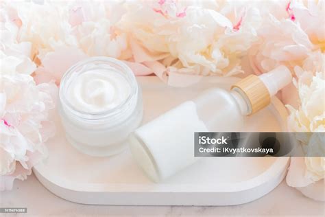 천연 얼굴 치료 화장품 세트 유리 병에 들어있는 유기농 제품 크림 천연 성분으로 젊고 건강한 피부를위한 에센스 가정 루틴 0명에 대한 스톡 사진 및 기타 이미지 Istock