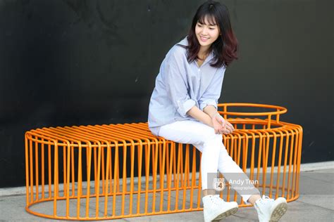 Cô gái nổi tiếng vì hát trên xe bus Ngoài đời xinh đẹp và còn hát hay hơn