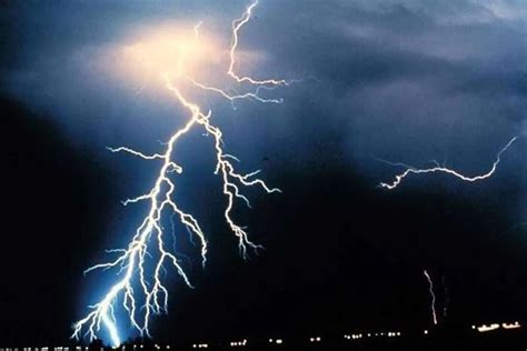 ببینید؛ نجات معجزه‌آسای یک زن و مرد از برخورد صاعقه