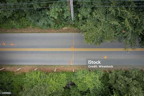 도로 경주 또는 도로 작업을 위해 준비된 스프레이 페인트 마커가있는 도로의 조감도 경쟁에 대한 스톡 사진 및 기타 이미지 경쟁 고속도로 곧은 Istock
