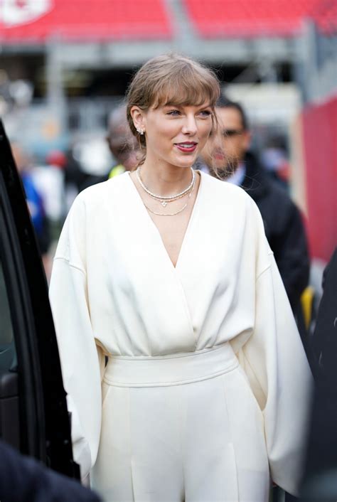 Wow Taylor Swift Arrives Late At The 2026 Golden Globes In A Stunning