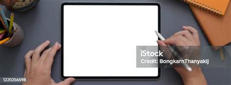 스타일러스 및 기타 소모품이있는 모형 태블릿에서 일하는 여성 기업가의 오버 헤드 샷 가죽에 대한 스톡 사진 및 기타 이미지 가죽 개념 개념과 주제 Istock