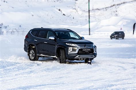 모든 새로운 미쓰비시 파제로 스포츠 페이스 리프드 Suv 4x4 자동차에 대한 스톡 사진 및 기타 이미지 4x4 자동차 International Match