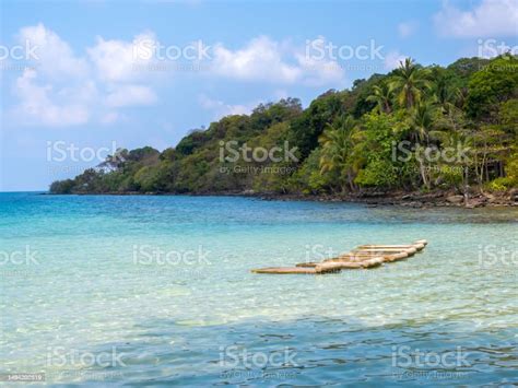 맑은 날에는 푸른 언덕 섬의 모래 해변과 푸른 하늘 배경 근처의 깨끗한 푸른 물 바다 파도에 많은 빈 떠 있는 선베드 또는 플로트 풀 침대가 있습니다 누워있기에 대한 스톡