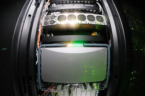 서버실의 네트워크 장비 사무실에서 Lan을 위한 대형 스위치 트위스트 페어 와이어가 연결된 서버 랙 인터넷에 보안 네트워크를 제공합니다 로컬 네트워크의 광섬유 통신 0명에