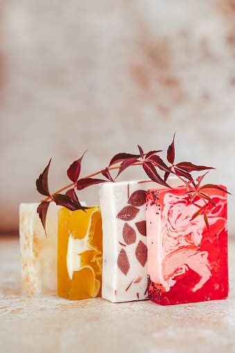 천연 유기농 비누 바 수제 화장품 친환경 스파 뷰티 스킨케어 컨셉 중소 기업 윤리적 인 쇼핑 아이디어 파스텔 최소 구성 베이지 색 배경 개념에 대한 스톡 사진 및 기타