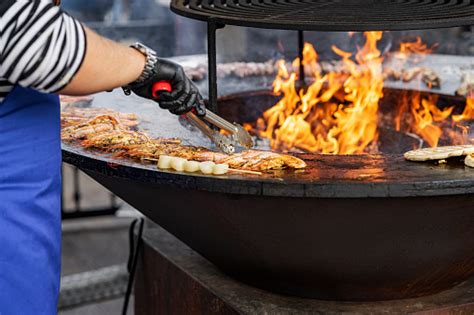 바베큐 그릴 해산물을 요리하는 사람 뒤뜰에서 여름 피크닉 바베큐그릴에 대한 스톡 사진 및 기타 이미지 바베큐그릴 여름