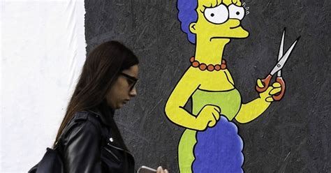 伊 밀라노 주재 이란영사관 벽에 그려진 머리카락 자른 마지 심슨 삽화