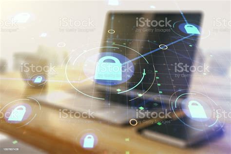 칩과 배경에 노트북과 현대 데스크톱 창조적 인 잠금 홀로그램의 이중 노출 정보 보안 개념 신규 사업에 대한 스톡 사진 및 기타 이미지 신규 사업 자물쇠 열기 금융
