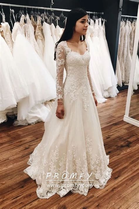Vintage Ivory Lace Wedding Gown