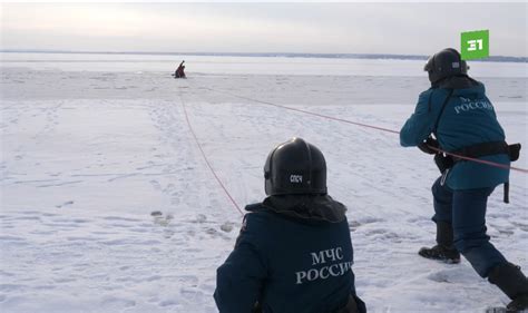 Не ходите по тонкому льду Челябинские спасатели провели открытый урок для школьников на озере