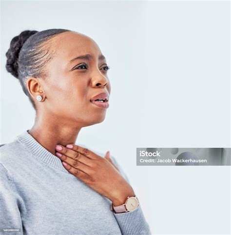 아픈 모형과 흑인 여성은 인플루엔자 감기 또는 알레르기로 스튜디오에서 하얀 배경에 목이 아프다 기침 결핵 및 가슴 감염 또는 호흡 폐 또는 문제가 있는 아프리카 여성 25