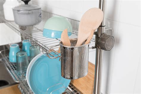 금속에 건조 깨끗 한 요리 접시 랙 밝은 배경에 주방 용품 및 식기 나무 선반에 주방 인테리어 배경입니다 텍스트 공간입니다 식기 건조대에 대한 스톡 사진 및 기타 이미지