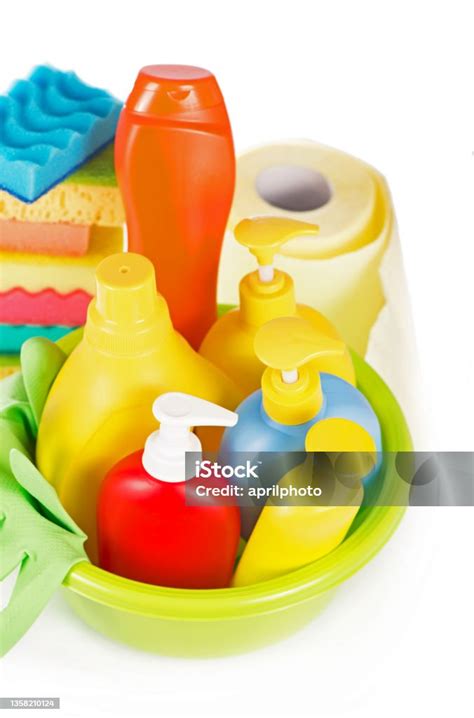 흰색 배경에 고립 된 세제 급여와 고무 장갑바구니에 가정용 청소 제품 및 액세서리 가사 집안일에 대한 스톡 사진 및 기타 이미지 가사 집안일 가정 생활 개념 Istock