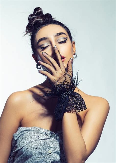 감은 눈 검은 레이스 고급 패션 꾸뛰르 대담한 디자인 럭셔리 럭셔리한 매우 복잡한 매혹적인 메이크업 모델 미니멀리스트 패션 빈티지 스타일 사진 촬영