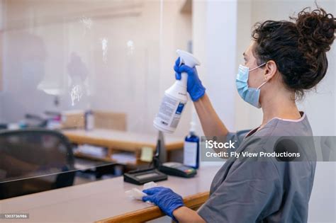 혼합 경주 여성 청소 사무실 프론트 데스크 아크릴 유리 재채기 가드 접수원에 대한 스톡 사진 및 기타 이미지 접수원 치과 치아 건강 Istock