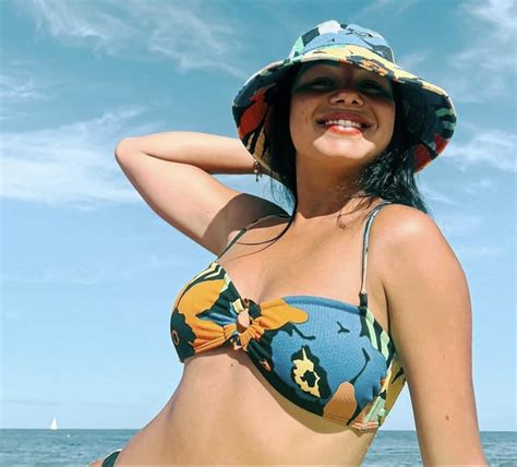 6 Hot Sexy Elisecm Bikini Pics