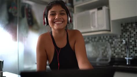 1 968 Latina Girl Dancing Stock Videos Footage And 4k Video Clips Getty Images