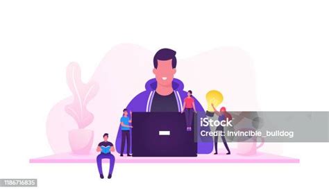 프로그래머 코더 웹 개발자 또는 소프트웨어 엔지니어가 책상에 앉아 컴퓨터 또는 프로그래밍 작업을 합니다 작은 사람과 전구와
