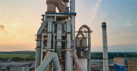 높은 콘크리트 공장 구조와 산업 생산 현장의 타워 크레인이 있는 시멘트 공장의 조감도 제조 및 글로벌 산업 개념 사진 Unsplash의 오염 이미지