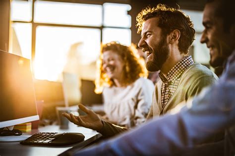 쾌활 한 프로그래머는 사무실에서 데스크톱 Pc에서 작업 하는 동안 재미 사무실에 대한 스톡 사진 및 기타 이미지 사무실