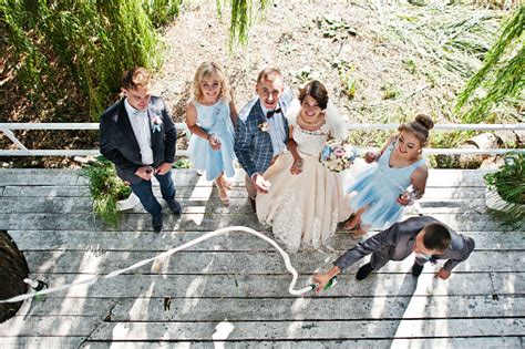 신부 들러리와 신랑 완벽 한 맑은 날에는 공원에서 샴페인을 마시는 멋진 웨딩 커플 결혼식에 대한 스톡 사진 및 기타 이미지 결혼식 결혼식 피로연 단체 Istock