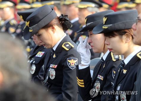 울음 터뜨린 동료 경찰관 연합뉴스