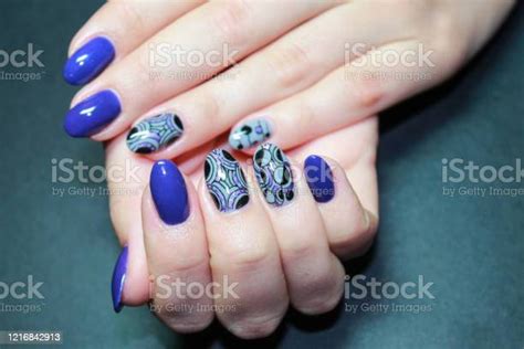 현대 소녀의 손에 추상적 인 밝고 기하학적 디자인과 자연 손톱에 유행 매니큐어 젤 폴란드어 긴에 대한 스톡 사진 및 기타 이미지 긴 꽃 식물 디자인 Istock