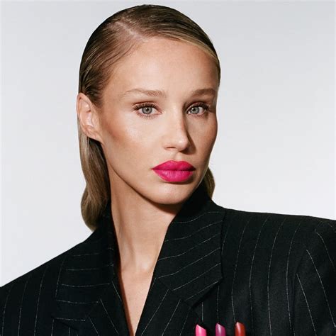 და ქალი და ქალი Added A New Photo