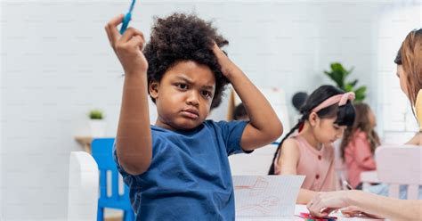 교실에 앉아 스트레스를 받은 아프리카 흑인 소년의 초상화 우울한 학생 어린 아이 어린 소년은 교실에서 미술과 그림을 공부하고 학교에서 카메라를 보는 동안 피곤하고