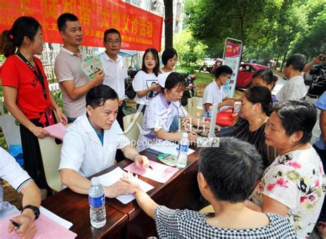 安徽安庆开展创文明 送健康 惠民生 促和谐主题义诊进社区 人民图片网