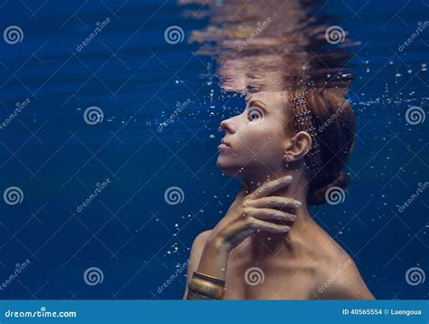 Jeune Belle Fille Sous Marine Photo Stock Image Du Verticale Mode