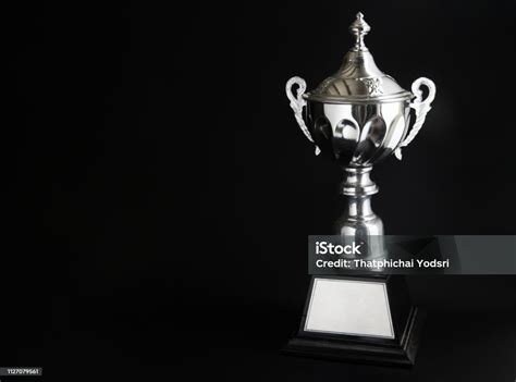 검은 배경 위에 실버 트로피 텍스트 및 디자인을 위한 복사 공간 어워드 우승 Championship에 대한 스톡 사진 및 기타
