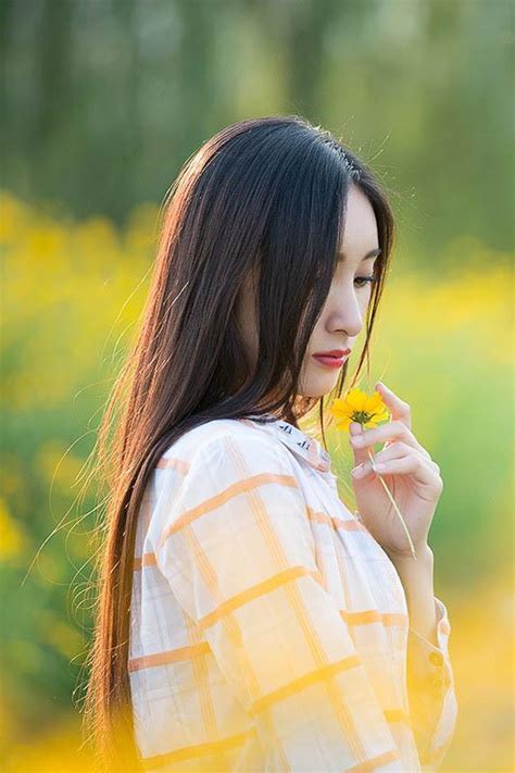 花海中美女回眸一笑 每日頭條