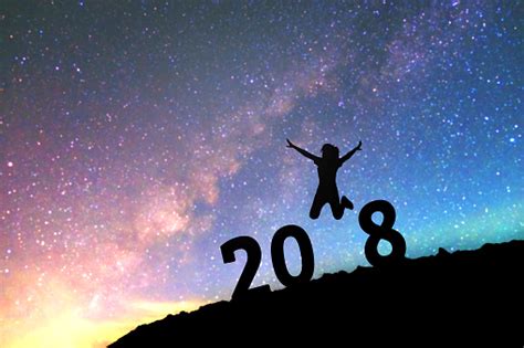 실루엣 젊은 여자 행복에 대 한 2018 새 해 배경 밝은 별에 가리키는 은하계 어두운 하늘 톤입니다 빈티지 곡물 음색입니다 1월에 대한 스톡 사진 및 기타 이미지 Istock