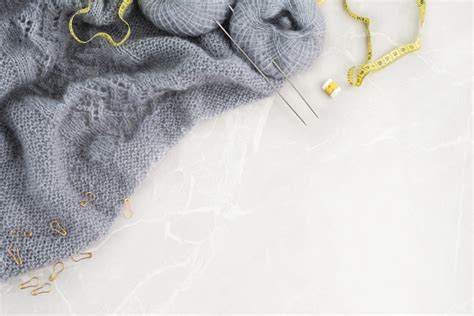 배경 복사 공간을 편 직 금속 바늘 노란색 센티미터 행 카운터와 골든 스티치 마커 회색 아기 양말 0명에 대한 스톡 사진 및