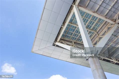 철 알루미늄 유리 및 콘크리트로 만든 지붕 지지 기둥 국제 공항의 현대적인 건축 세부 사항입니다 설계 및 시공 개념 텍스트의 공백입니다 0명에 대한 스톡 사진 및 기타