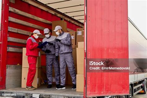 코로나바이러스 전염병 중 배달 트럭을 싣는 배달 노동자 트럭에 대한 스톡 사진 및 기타 이미지 트럭 픽업 트럭 3 명 Istock