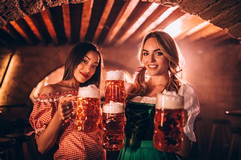 옥 토 버 페스트에서 맥주를 제공 하는 전통적인 독일 의상에서 다민족 여성 맥주 축전에 대한 스톡 사진 및 기타 이미지 맥주 축전 맥주 마시기 Istock