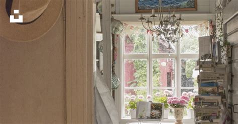 흰색 플라스틱 의자 근처의 흰색 나무 문 사진 Unsplash의 무료 핀란드 이미지