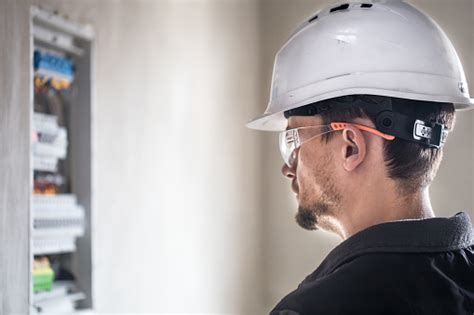 남자 퓨즈와 배전반에서 일하는 전기 기술자 전기 장비의 설치 및 연결 Stem 주제에 대한 스톡 사진 및 기타 이미지 Stem 주제 건설 산업 검사 보기 Istock